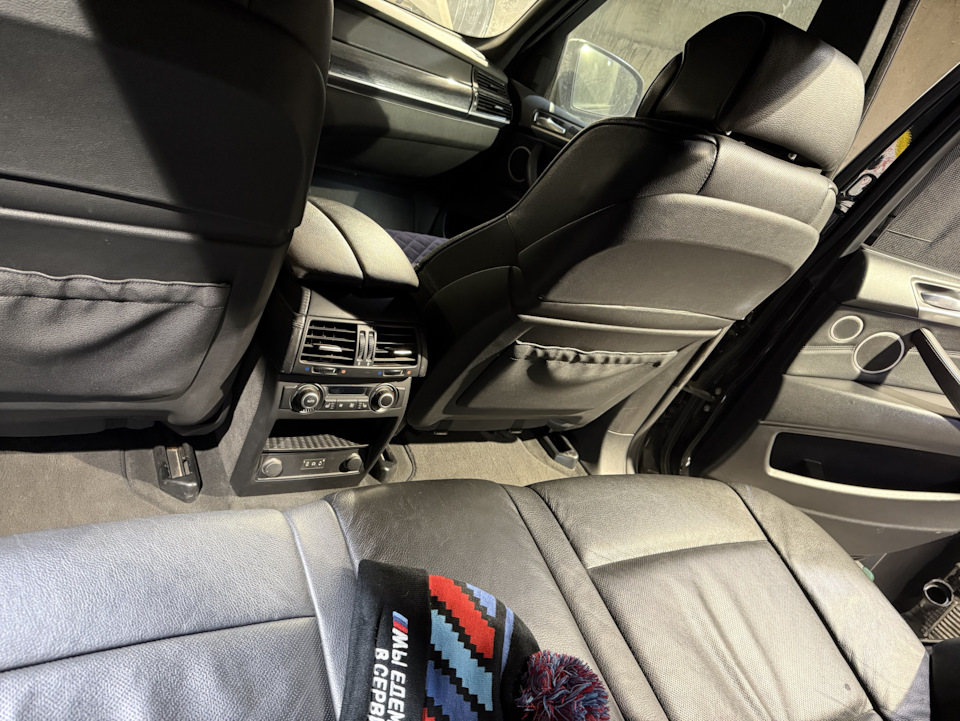 Замена пластика в багажнике, подлокотника, стойки стаба — BMW X5 (E70 ...