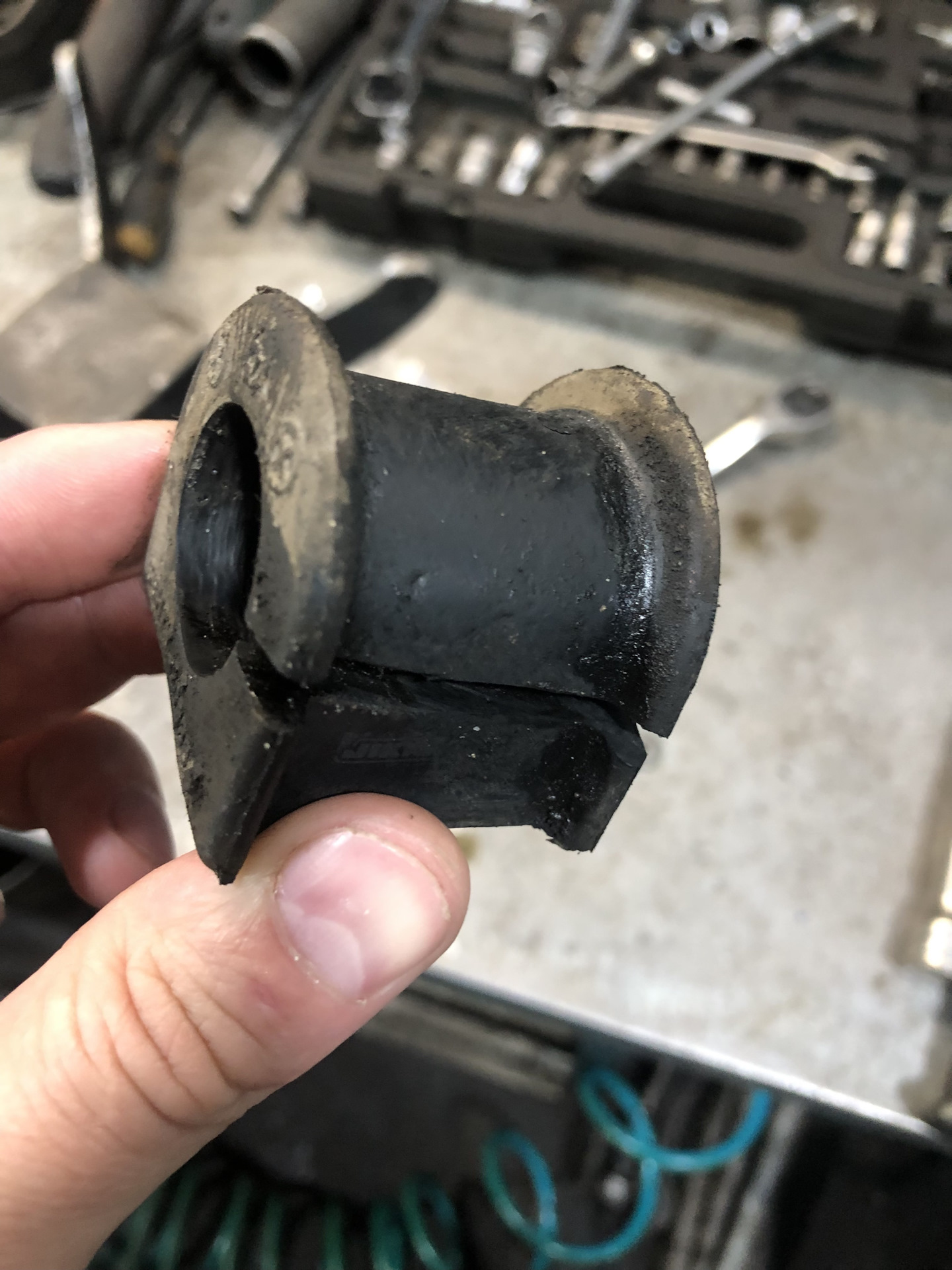 Очередная Замена передних втулок стабилизатора, Toyota (48815-33090 ...