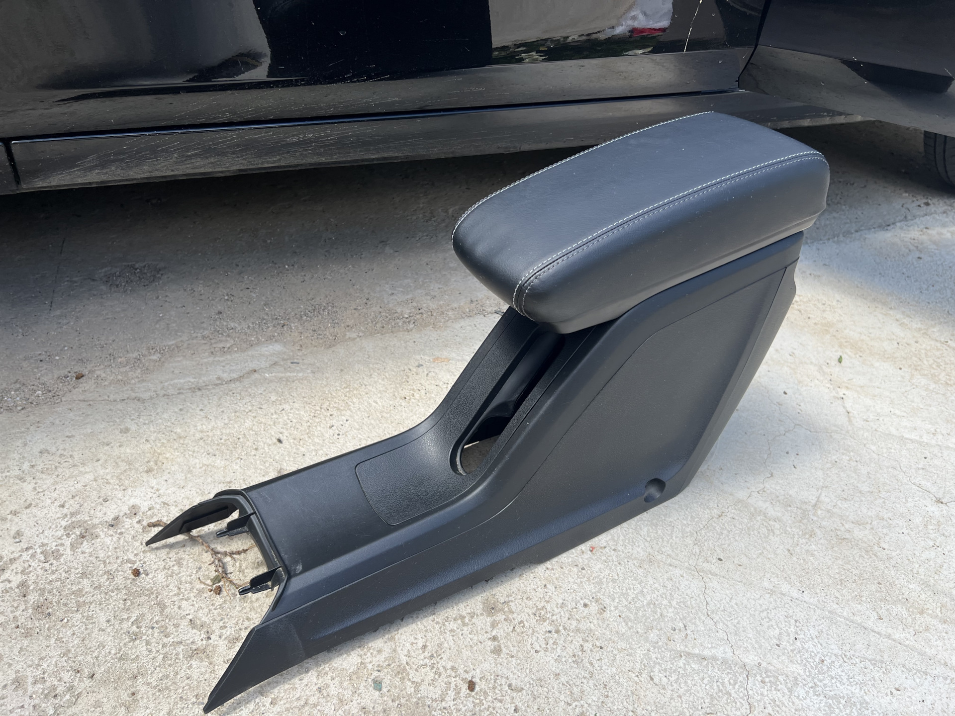 Установка оригинального подлокотника. — Lada Vesta SW (NG), 1,6 л, 2024 года | аксессуары | DRIVE2