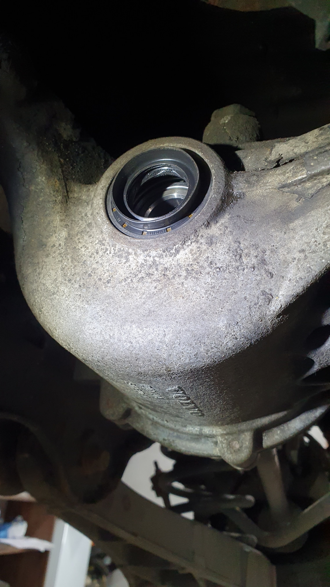 Замена сальника заднего привода — Volvo XC60 (1G), 2,4 л, 2013 года ...