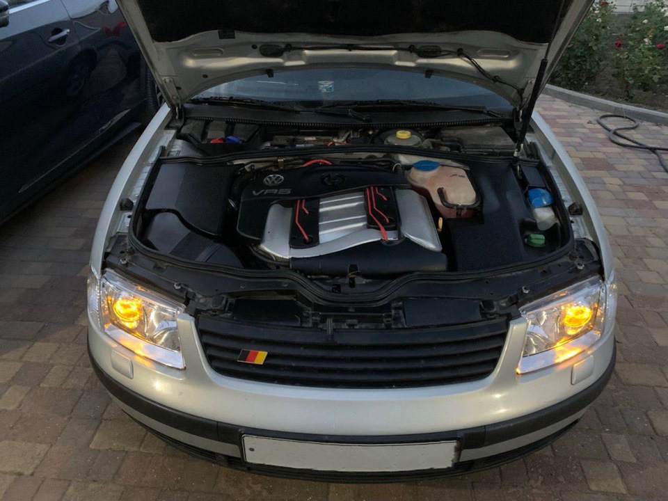 Пластик подкапотного пространства — Volkswagen Passat B5, 2,3 л, 1999 ...