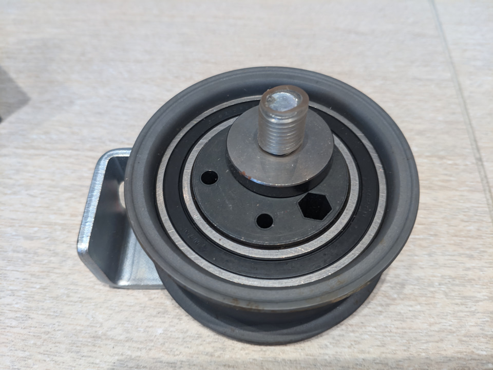 Ролик с натяжителем на Audi A4 (B5), Audi A6 (C5), Audi A6 Avant (C5), Audi A4 Avant (B5 ...