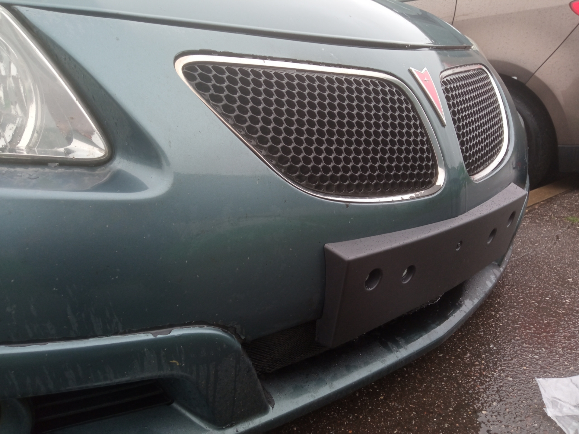 Держатель гос.номера переднего бампера — Pontiac Vibe (1G), 1,8 л, 2008 ...