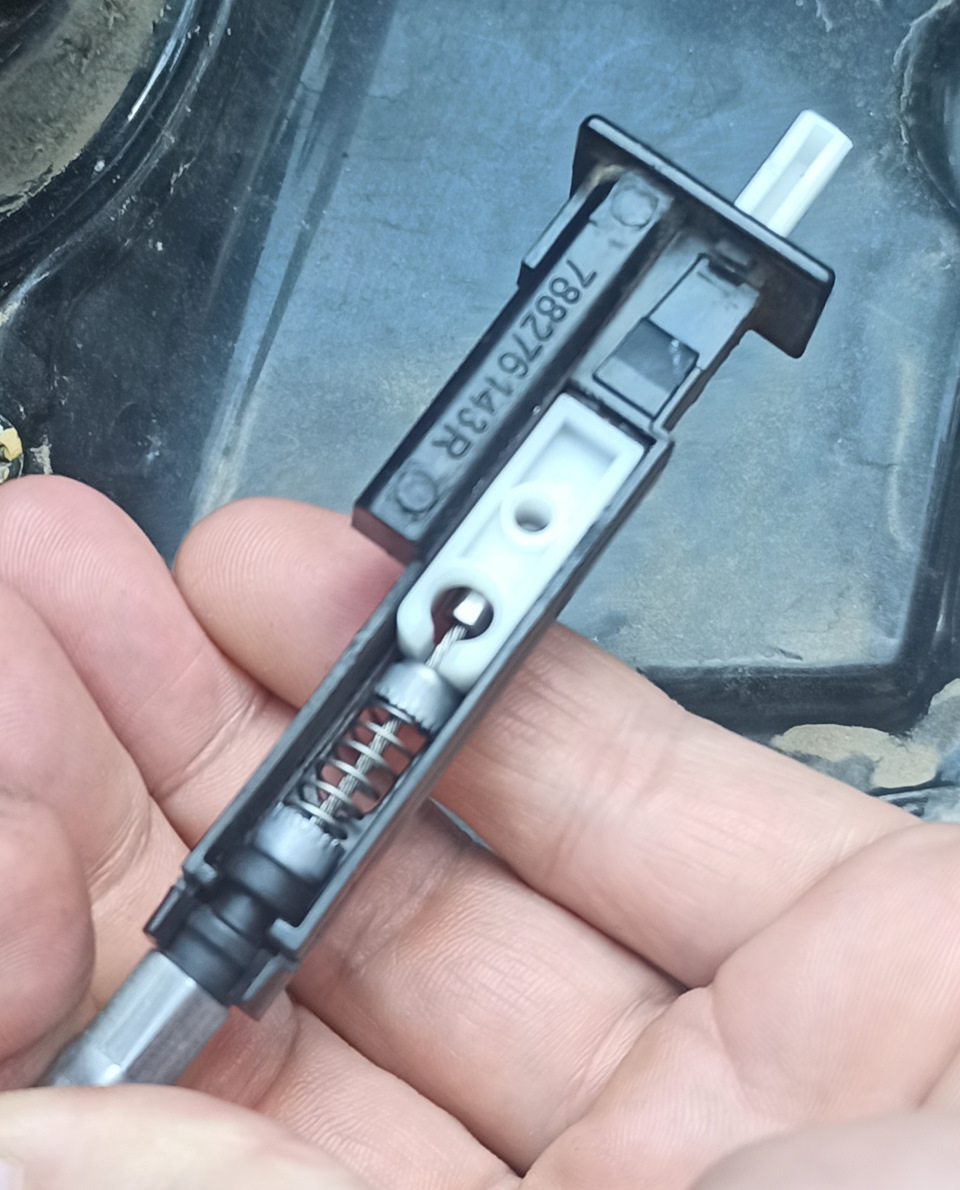 788276143R Замок- защелка для крышки люка бензобака. RENAULT | Запчасти ...