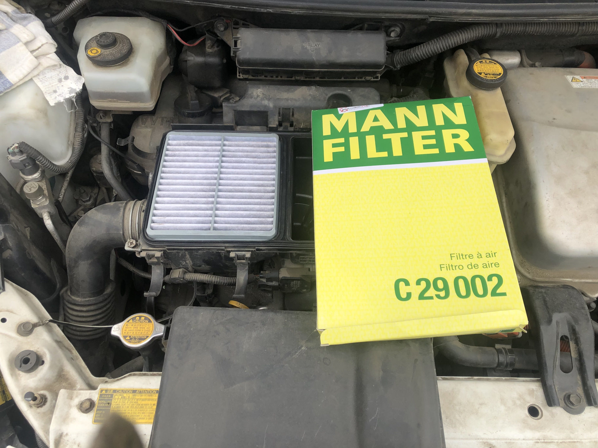 Замена воздушного фильтра — Toyota Prius (20), 1,5 л, 2008 года ...