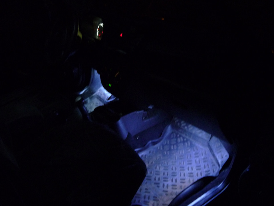 подсветка в ноги — Lada Гранта (1G), 1,6 л, 2011 года | электроника ...