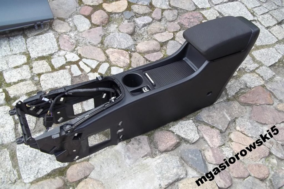 Подлокотник — Opel Astra J GTC, 1,4 л, 2013 года | аксессуары | DRIVE2