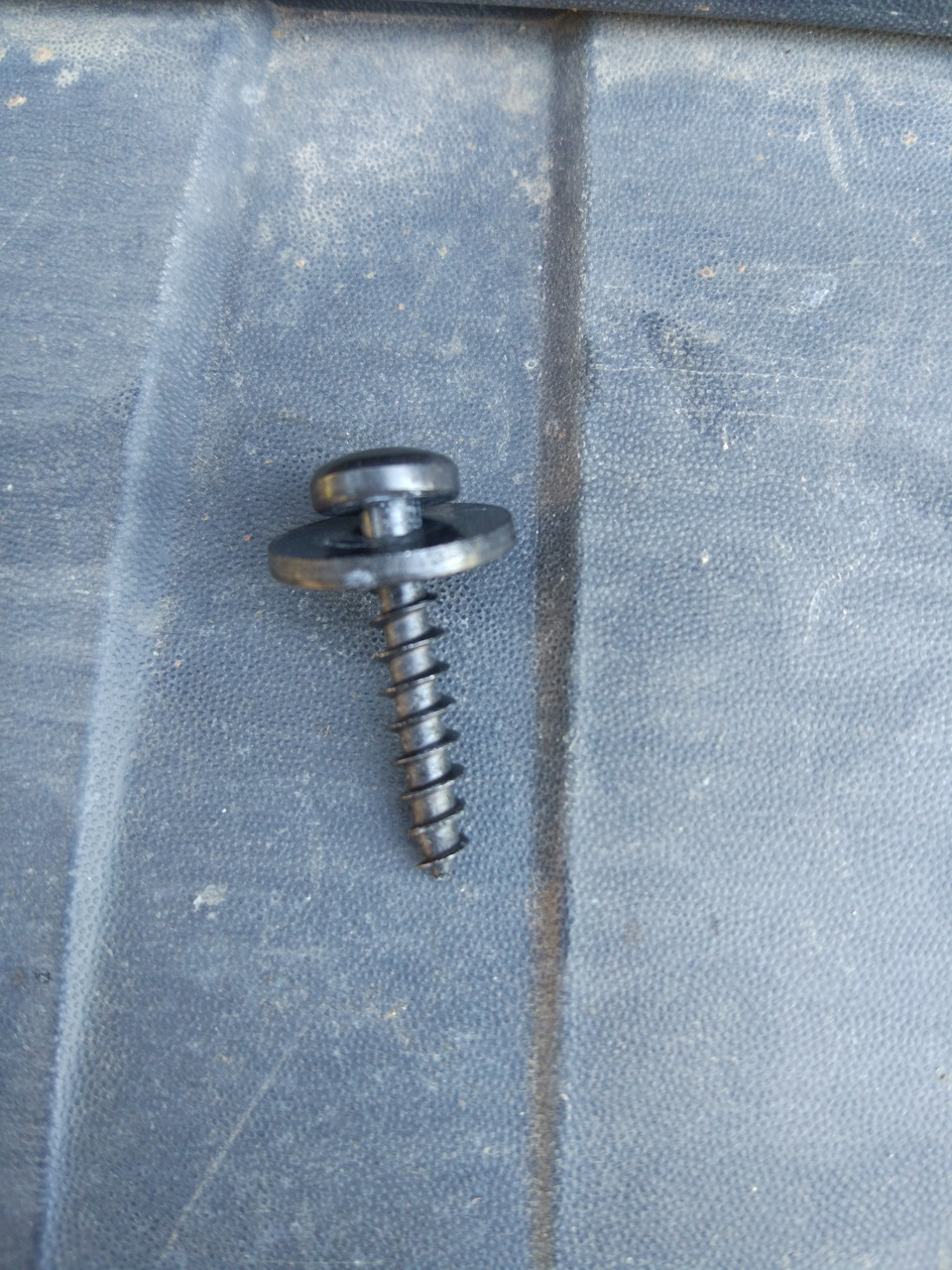 7703017090 Винт крепления кожуха RENAULT | Запчасти на DRIVE2