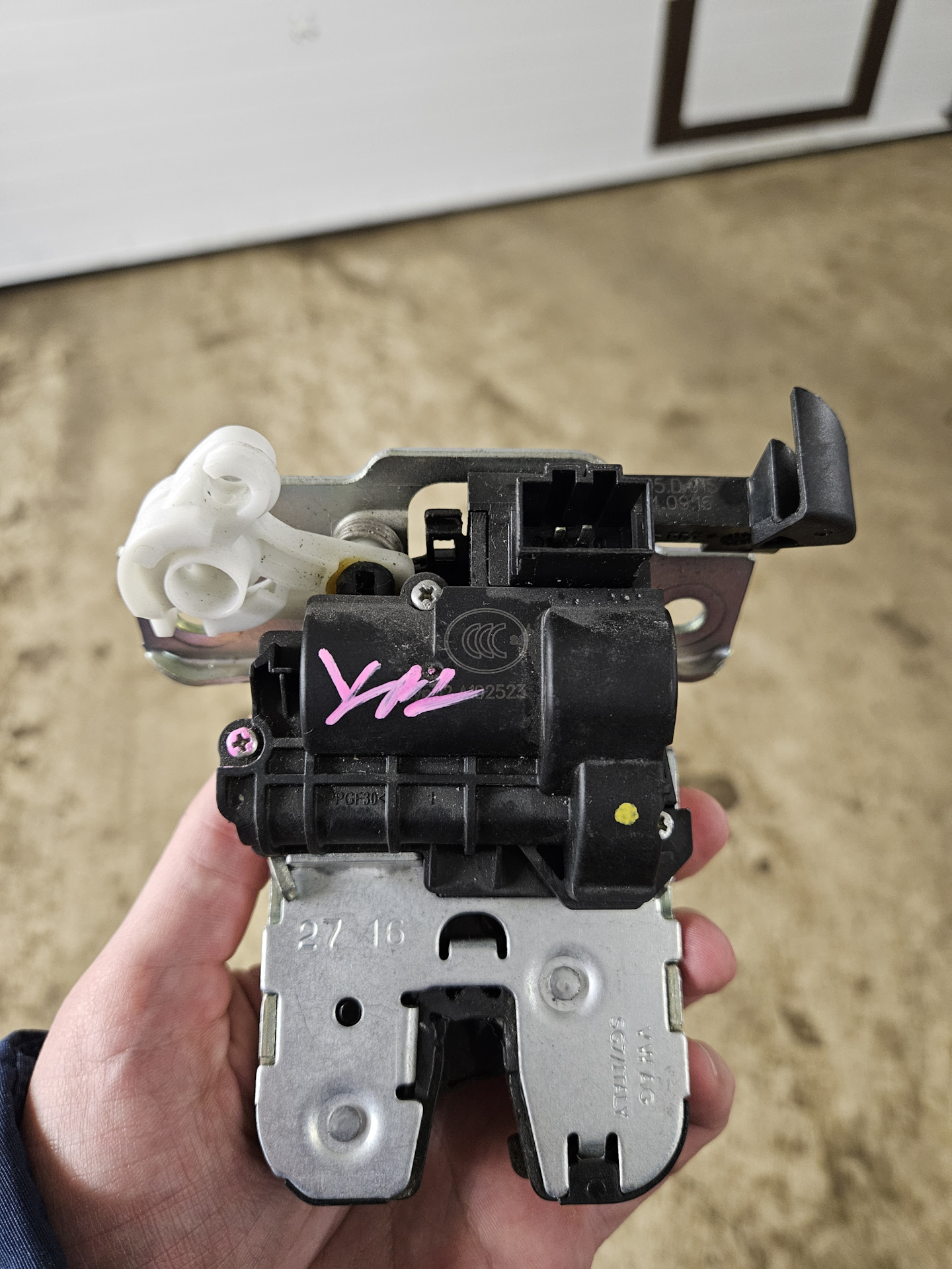 Замена замка крышки багажника — Volkswagen Passat Variant (B8), 2 л ...