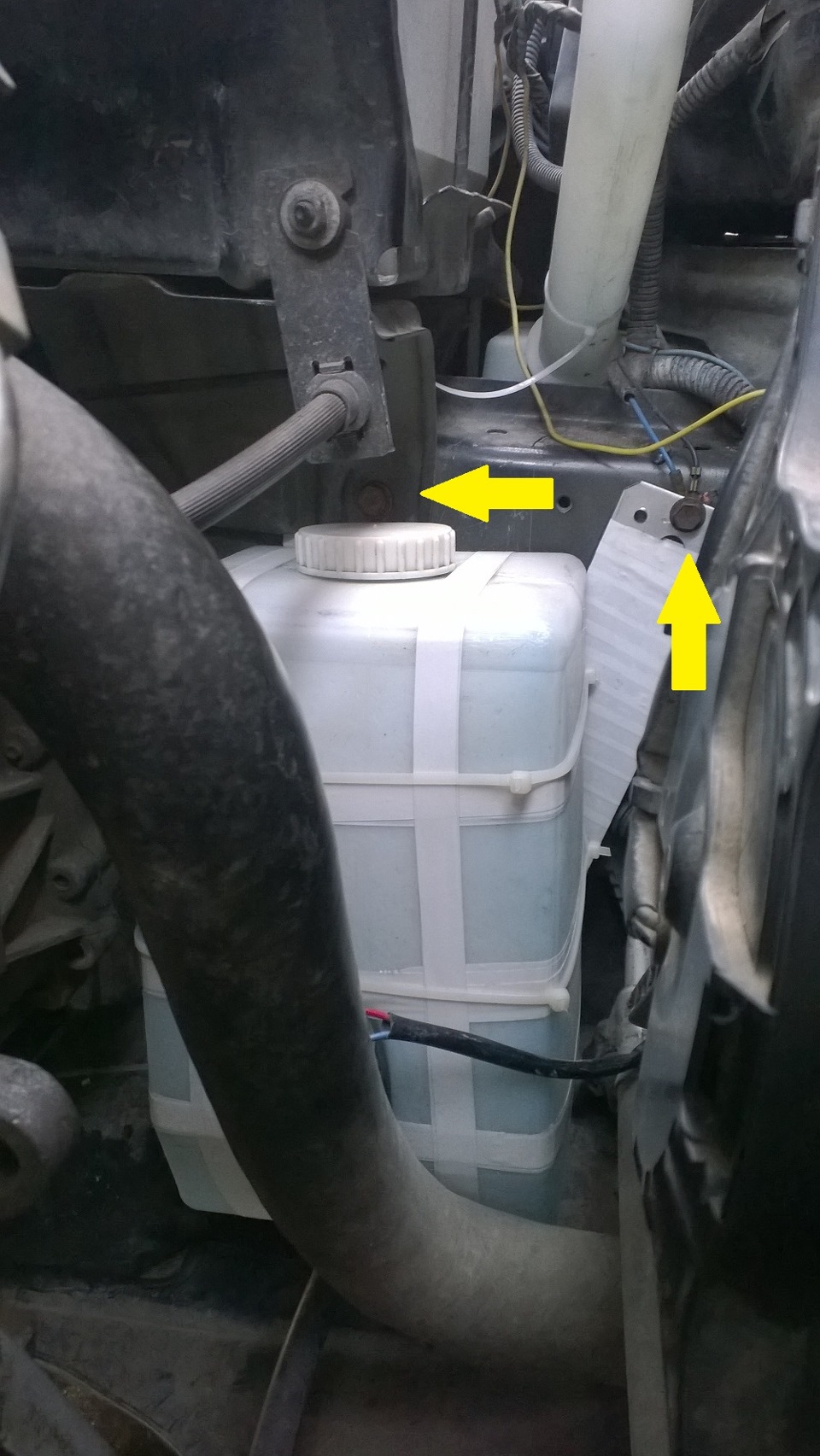 Банка от cvadima, укрепление бачка омывателя фар и напоминалка про ...