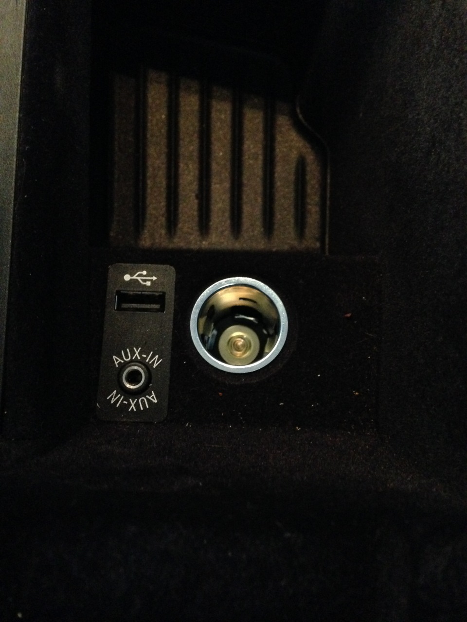 Розетка 12V в подлокотник F10 LCI — BMW 5 series (F10), 2 л, 2013 года ...