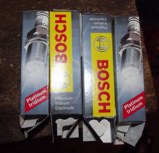 Замена свечей зажигания — Renault Logan (1G), 1,2 л, 2012 года ...