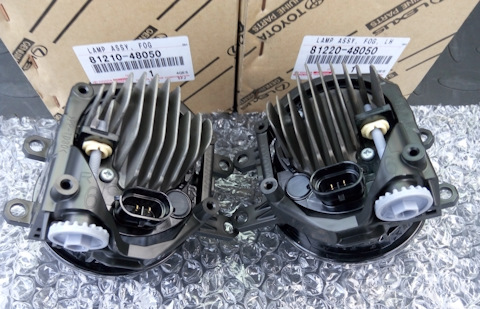 8121048050 Туманка TOYOTA LAND CRUISER 200 15- RH TOYOTA LEXUS ...