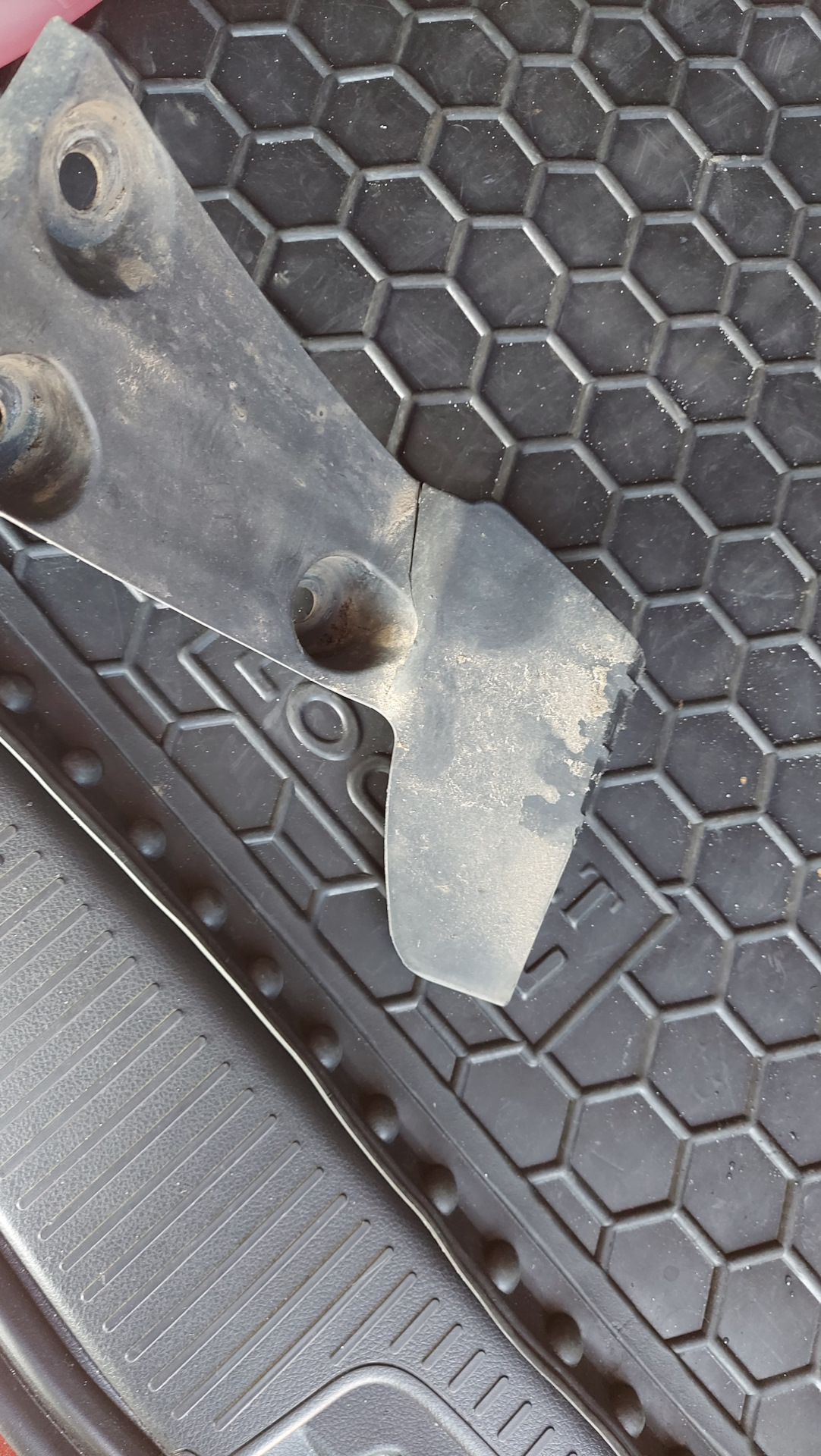 Замена правого заднего брызговика — Renault Logan MCV, 1,5 л, 2018 года ...