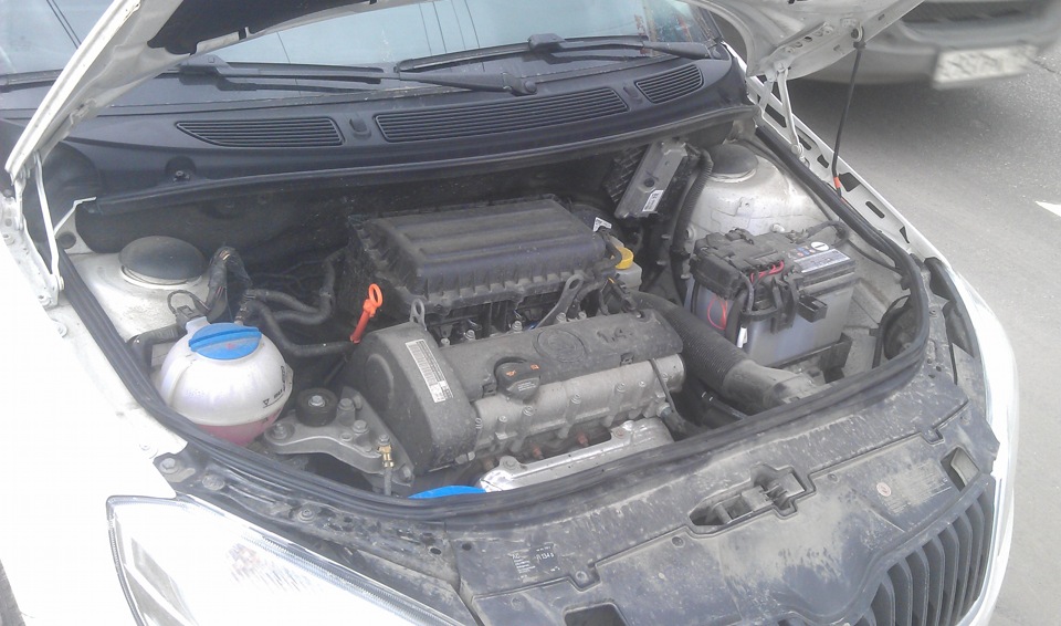 Установил уплотнитель под капот — Skoda Fabia Mk2, 1,4 л., 2011 года ...
