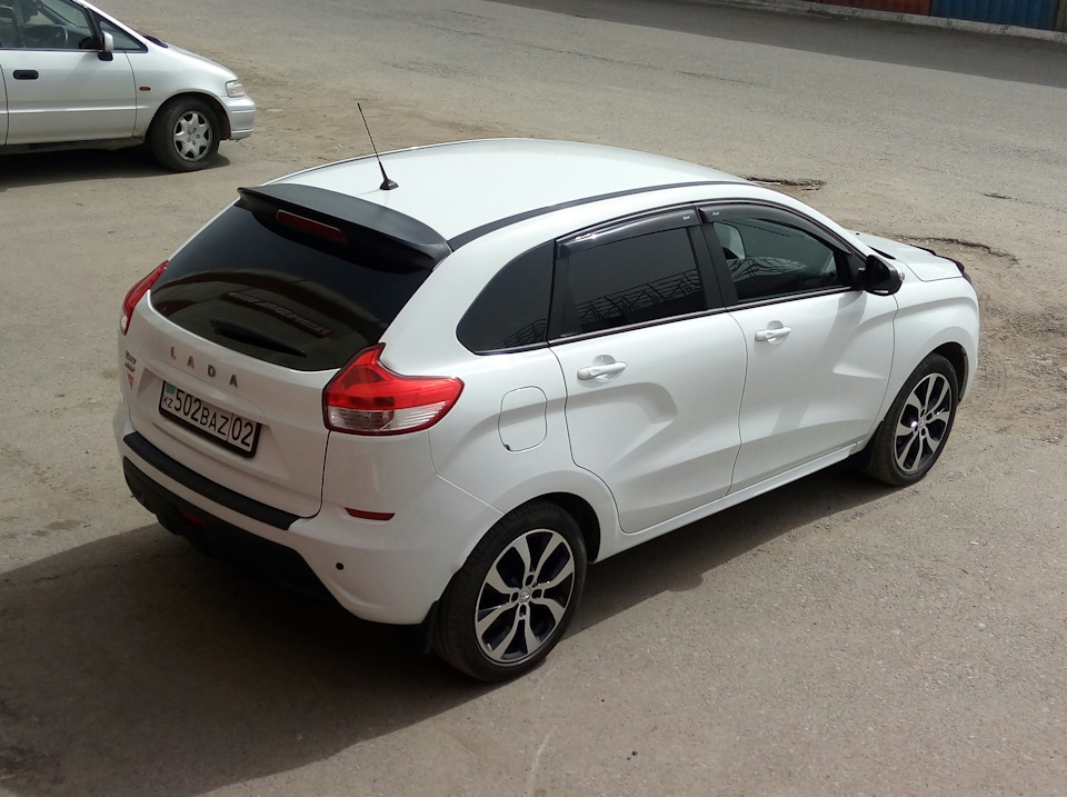 Установка спойлера. — Lada XRAY, 1,8 л, 2017 года | аксессуары | DRIVE2