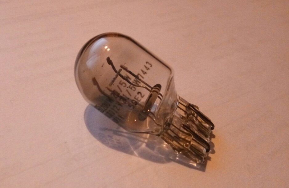 ТО — замена заднего левого габарита на Philips 12066CP — Mazda 6 (1G ...