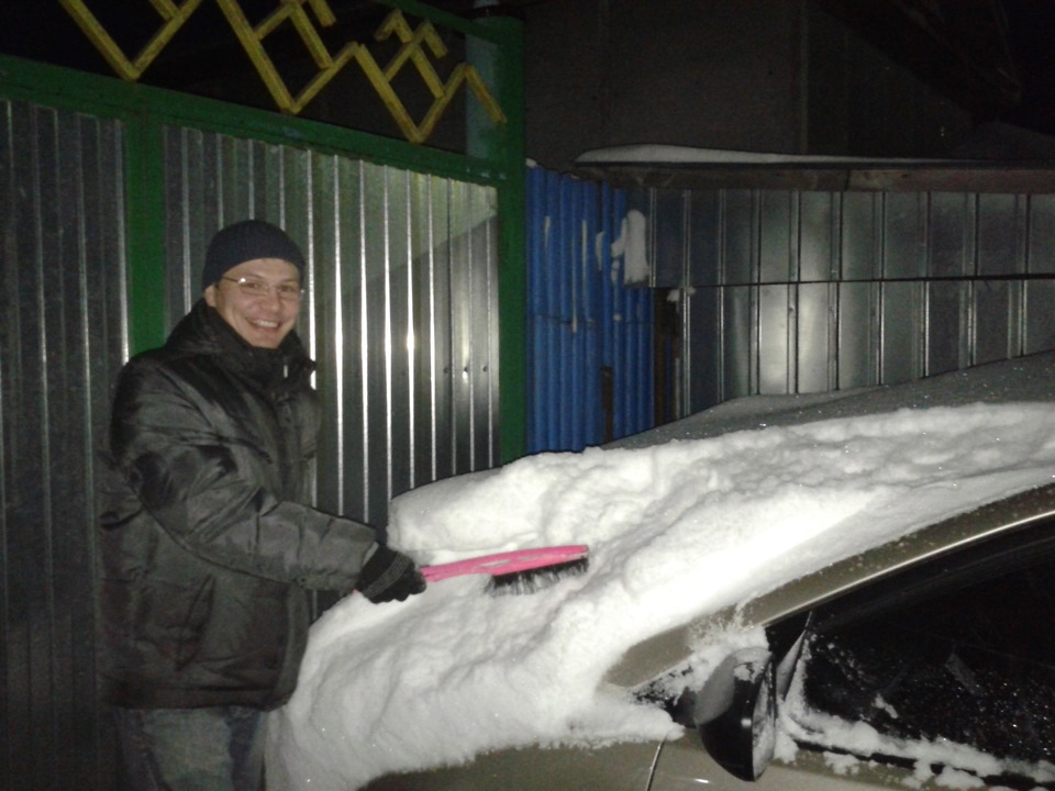 Откопал машину из под снега, прочисти колеса. — Hyundai Solaris (1G), 1 ...