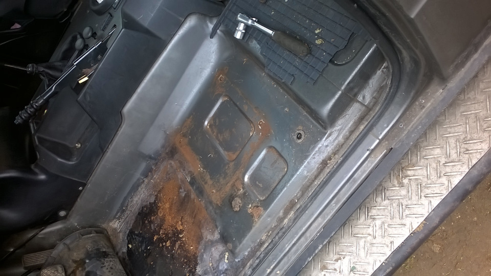 Мародёрка или Установка ящика под водительским сиденьем. — Mercedes ...