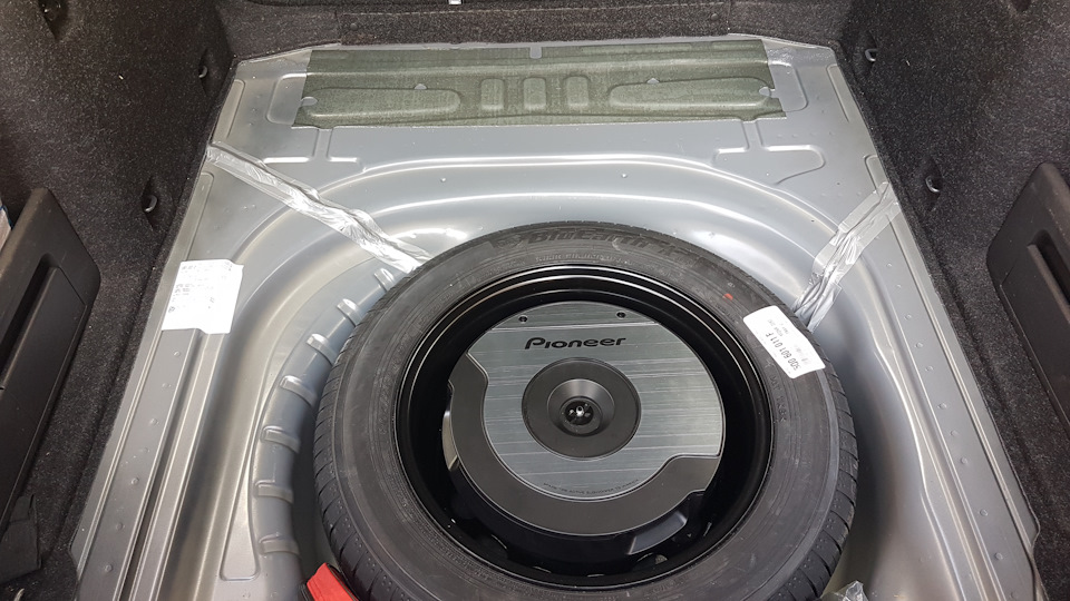 Сабвуфер Pioneer TS-WX610A в запасное колесо — Skoda Octavia A7 Mk3, 1 ...