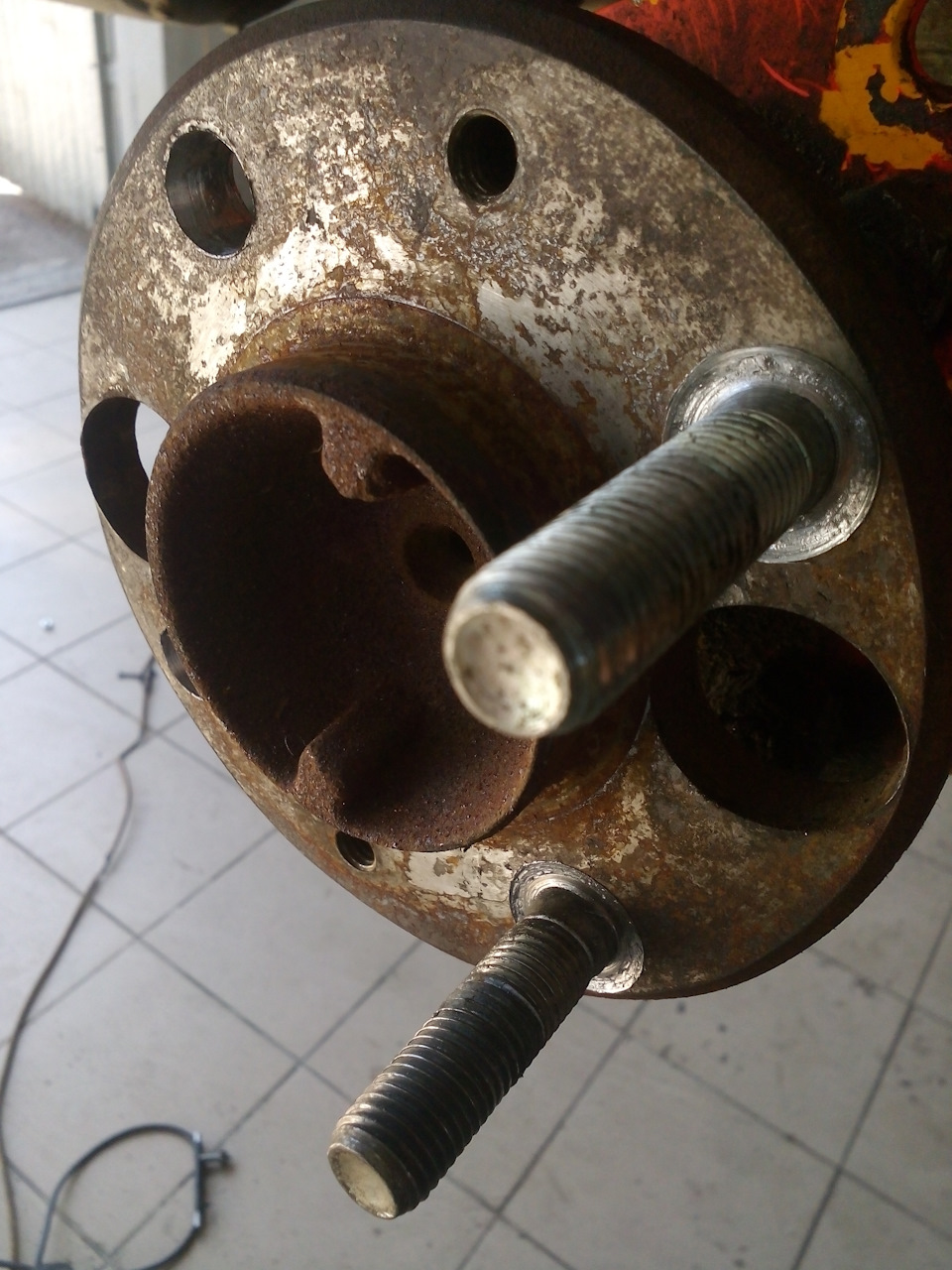 Колёсики то больше стоковых, не доверяю болтам, да будут шпильки под ...