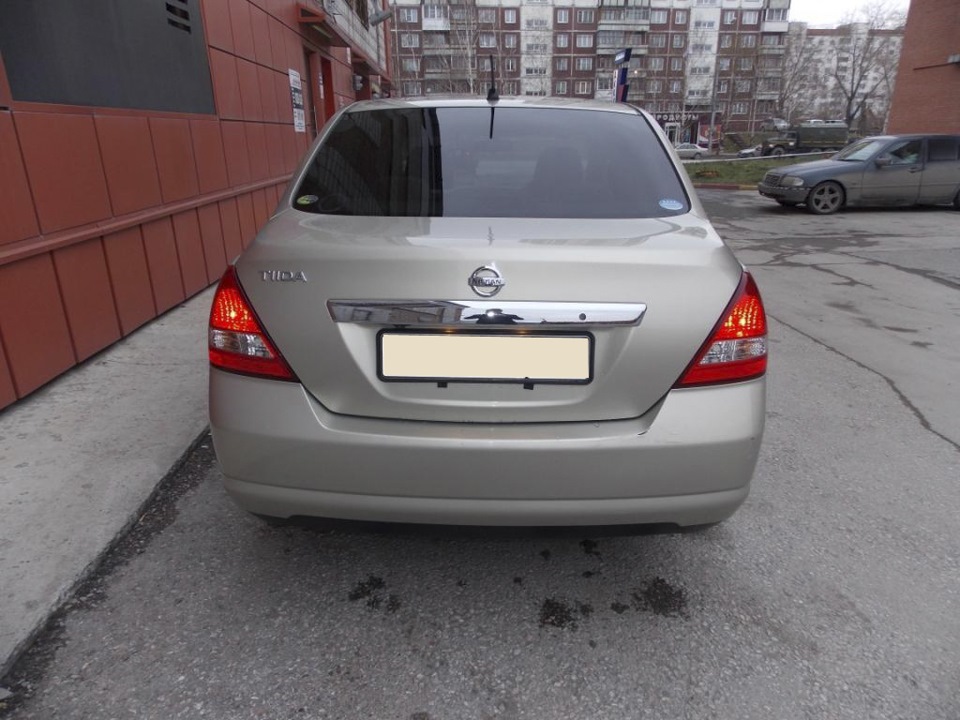 Перевешиваем шильдики на багажнике. — Nissan Tiida (1G), 1,5 л, 2004 ...