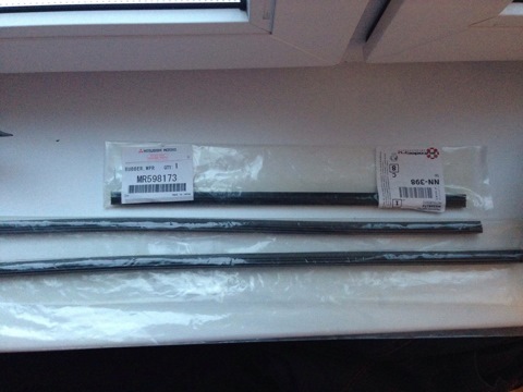 MR598173 РЕЗИНКА ЩЕТКИ RR ДВОРНИКА 305MM CW6W Mitsubishi | Запчасти на ...