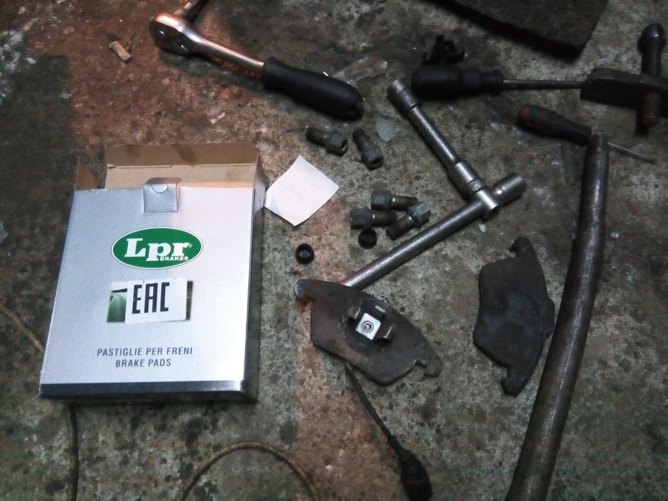 Замена передних тормозных колодок — Skoda Octavia A5 Mk2, 1,8 л, 2010 ...