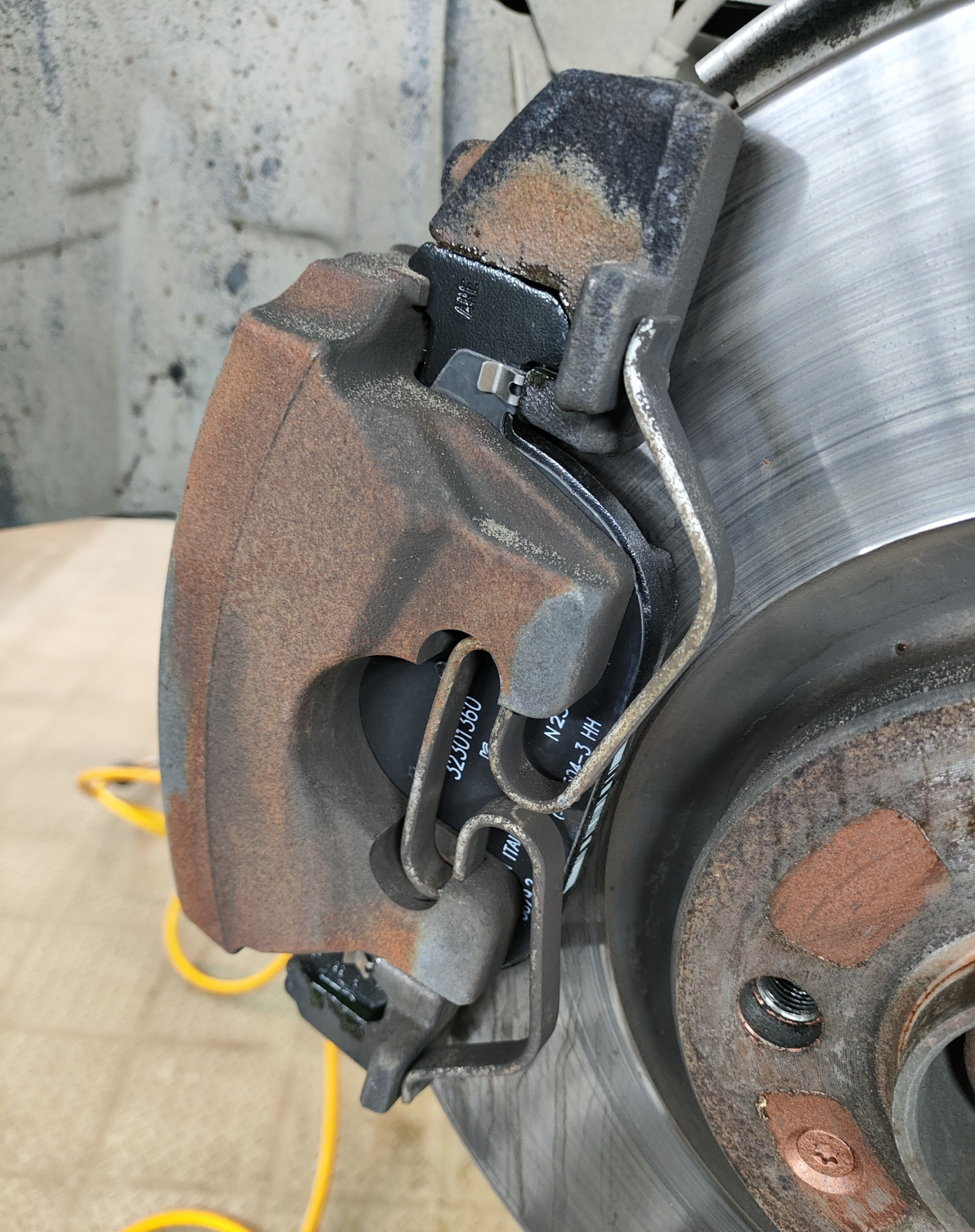 Замена передних колодок — Volvo XC90 (2G), 2 л, 2019 года | расходники ...