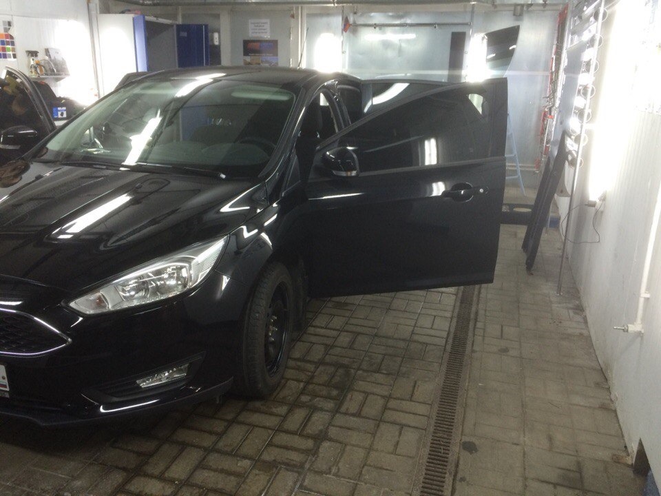 Тонировка в круг, кроме лобоча — Ford Focus Hatchback III, 1,6 л, 2015 ...