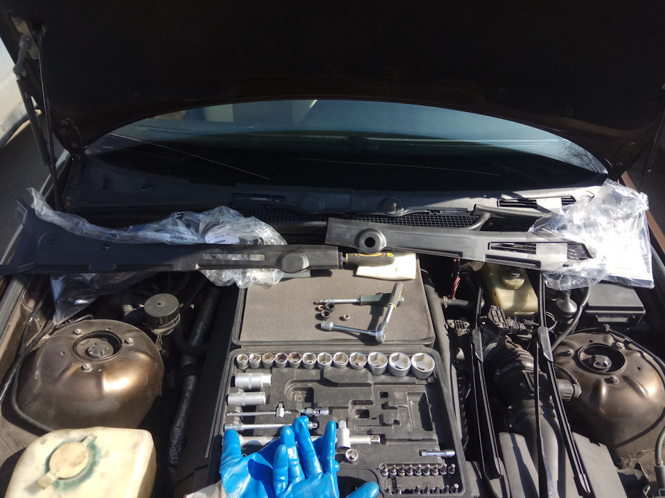 Замена щитка над трапецией дворников — BMW 3 series Touring (E36), 2,8 ...