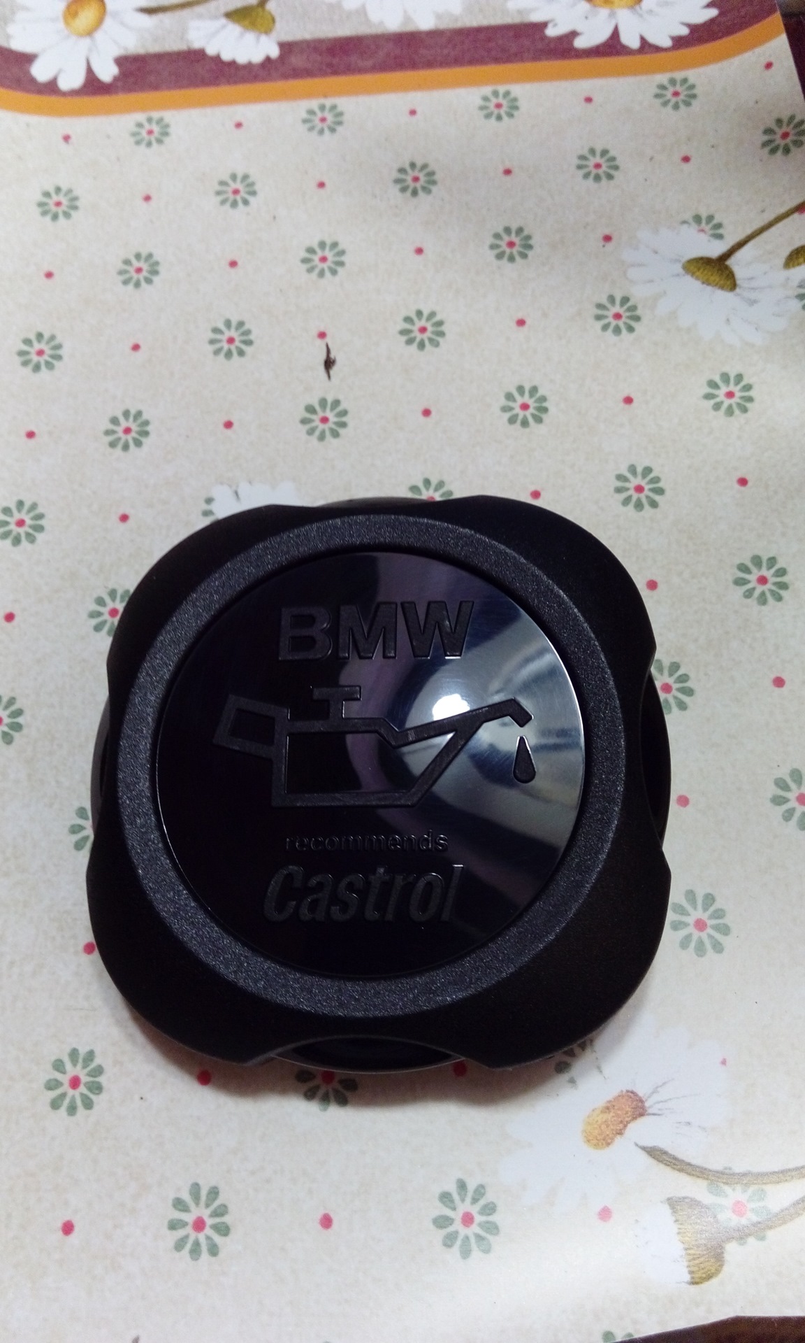 Замена крышки маслозаливной горловины — BMW 3 series (E90), 1,8 л, 2010 ...