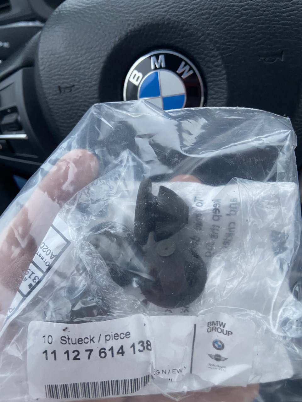 Резинки декоративной крышки двигателя. — BMW X3 (F25), 2 л, 2014 года ...