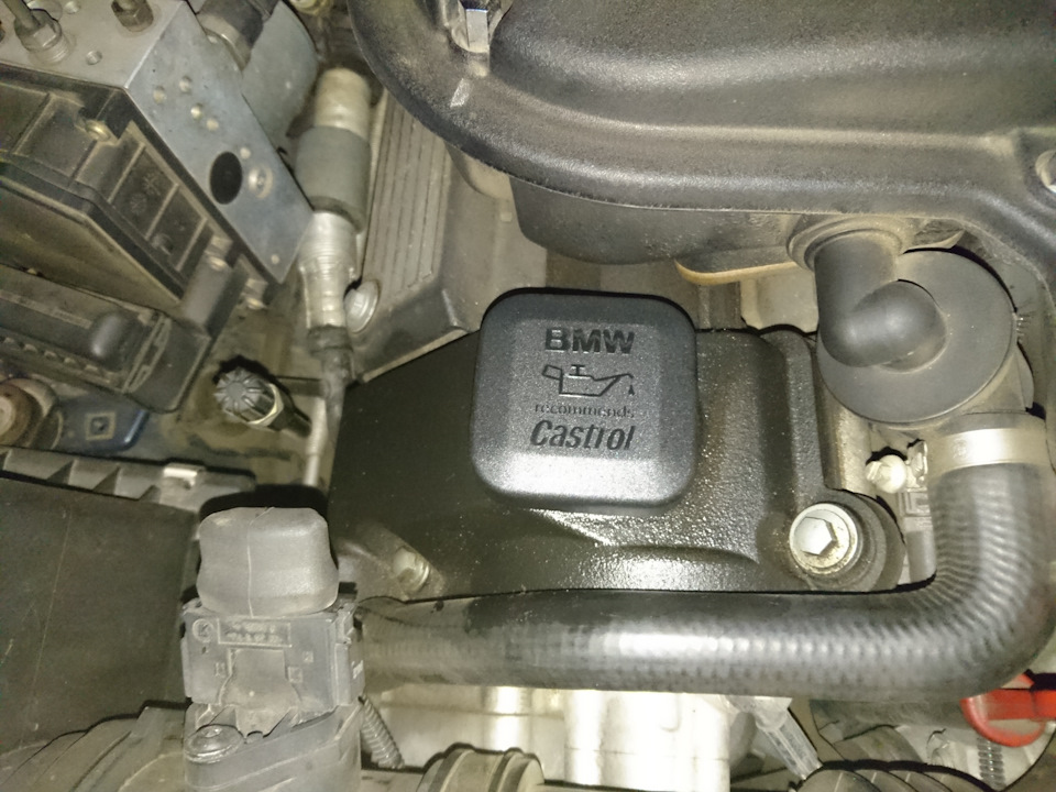 Замена крышки маслозаливной горловины. — BMW M5 (E39), 4,9 л, 2002 года ...
