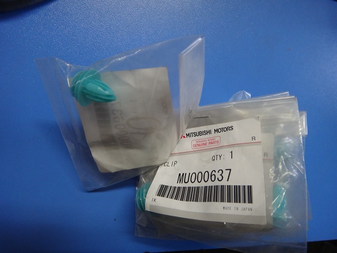 Клипсы обшивки — Mitsubishi L200, 2.5 л., 2011 года на DRIVE2