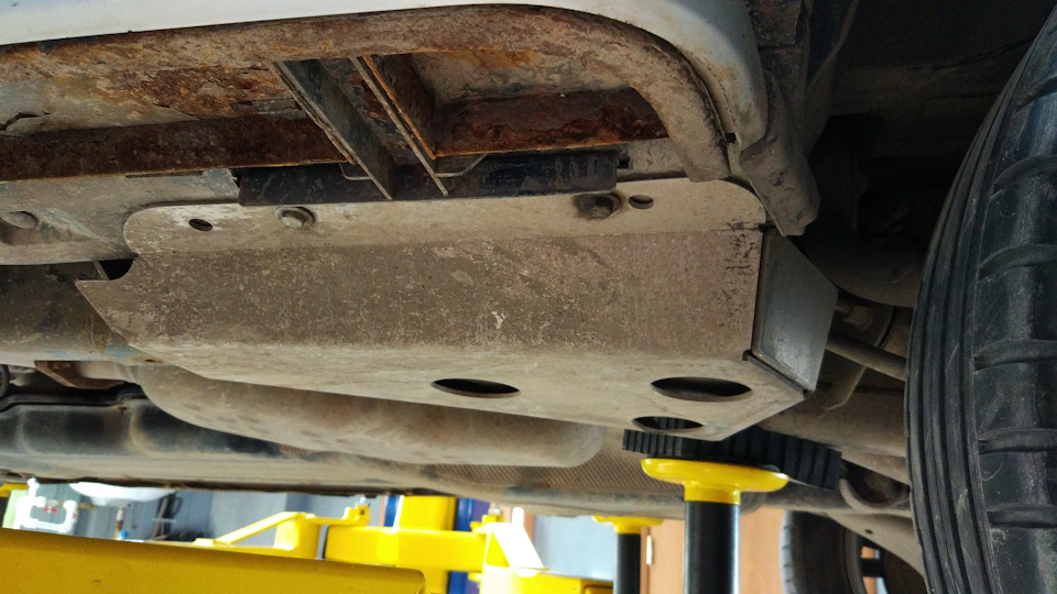 Защита компрессора пневмоподвески — Land Rover Discovery IV, 3 л, 2010 ...
