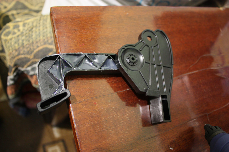 Трос капота и ручка — замена — Audi A4 (B6), 1,8 л, 2003 года | своими ...