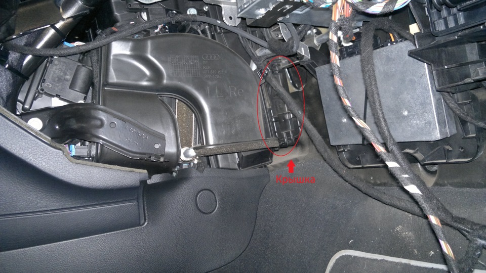 Замена салонного фильтра) — Audi A6 (C6), 3 л, 2005 года | своими ...