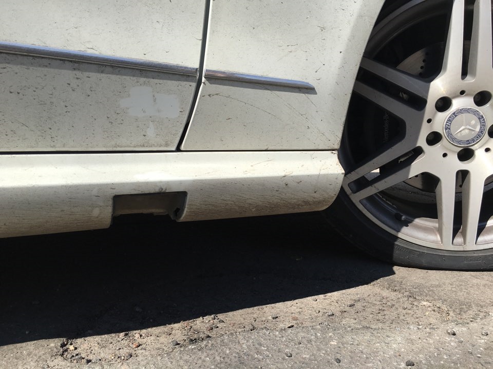 Заглушка поддомкратника передняя правая w212. Нужна помощь. — Mercedes ...