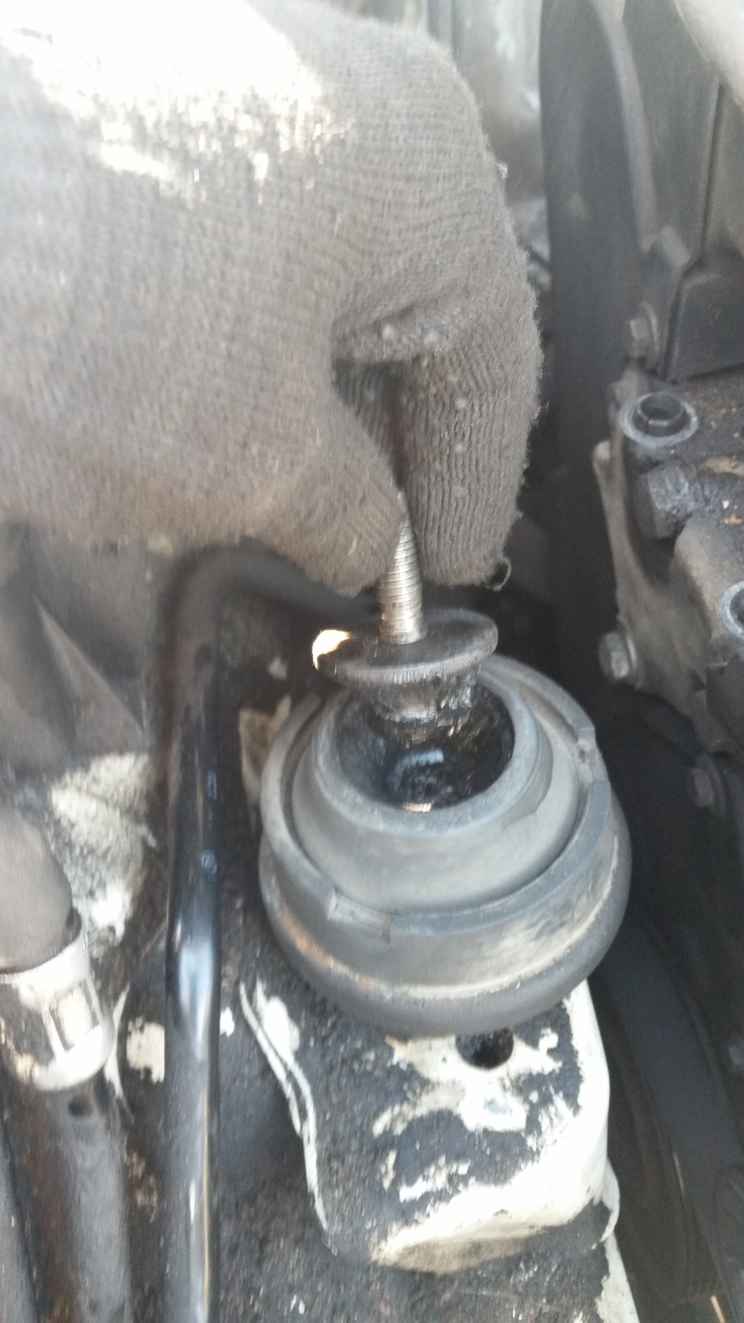 Замена подушки двигателя — Peugeot 406 Break, 2 л., 1999 года | своими ...