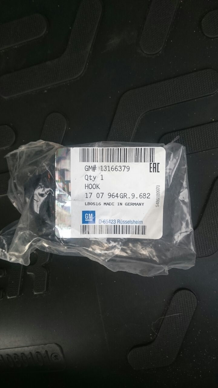 13166379 Крюк богажного отсека GM | Запчасти на DRIVE2