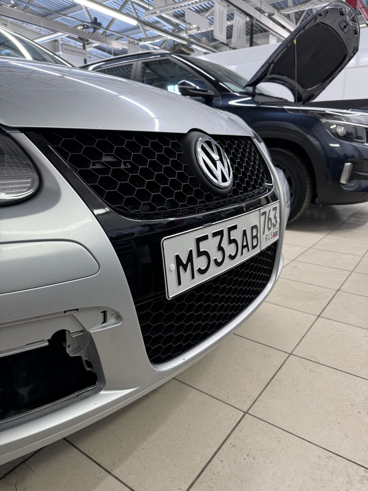 #35. Решетка GTI, соты. Черные зеркала. Безрамочное крепление номера ...