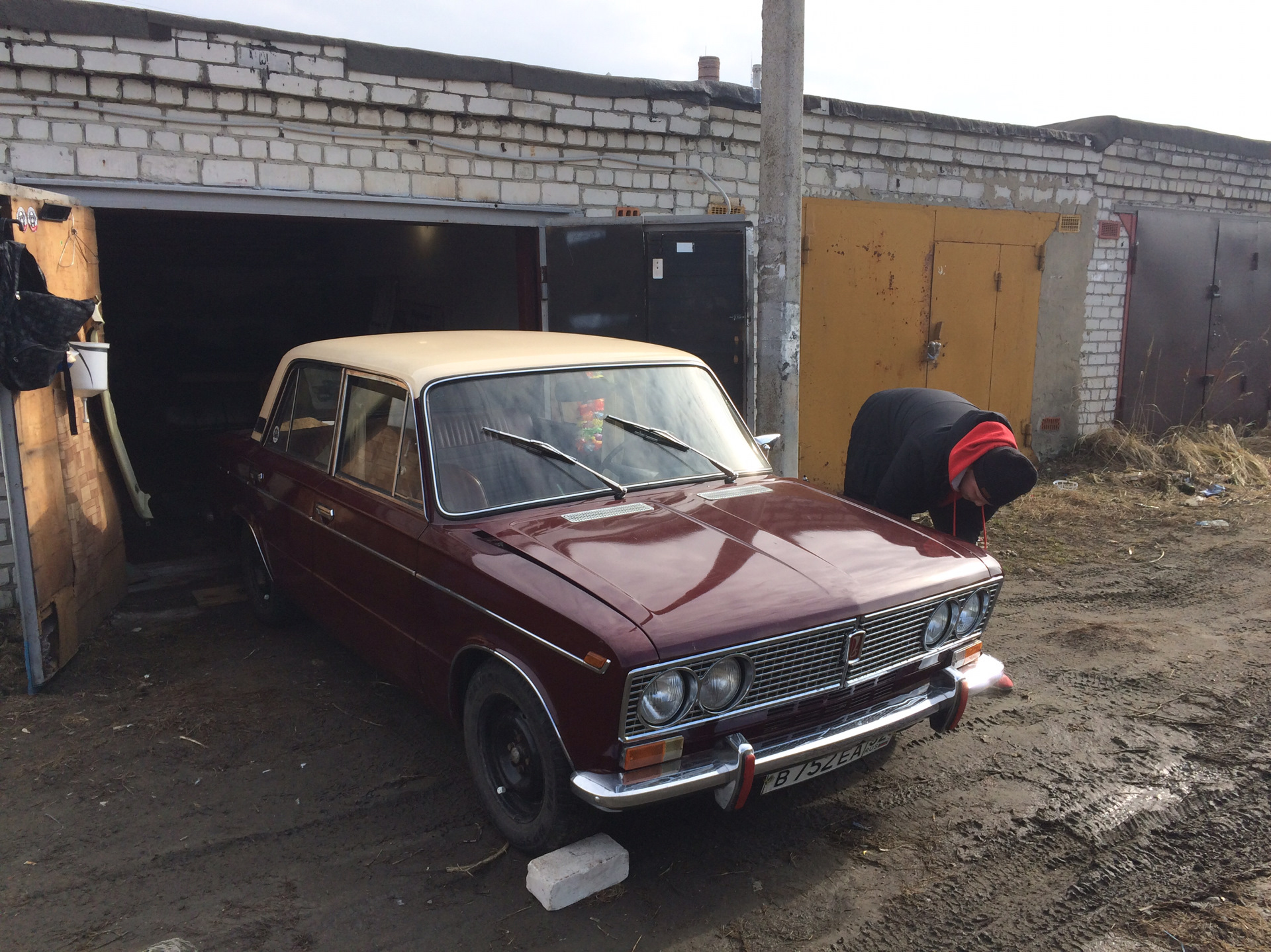 Хороший, солнечный день, молдинги порогов на месте💪🏻 — Lada 2103, 1,5 л, 1973 года | другое | DRIVE2