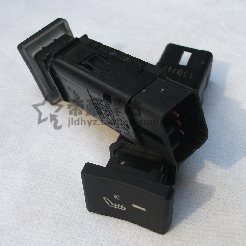 Кнопки обогрева сидений — Geely Emgrand EC7 FE-1, 1,8 л, 2012 года ...