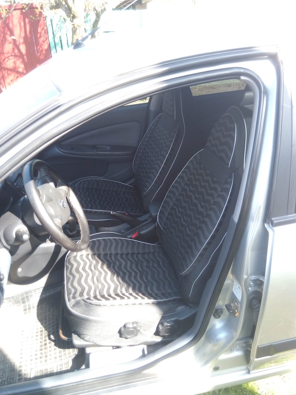 Сразу прикупил чехлы — Nissan Almera II (N16), 1,6 л, 2004 года ...