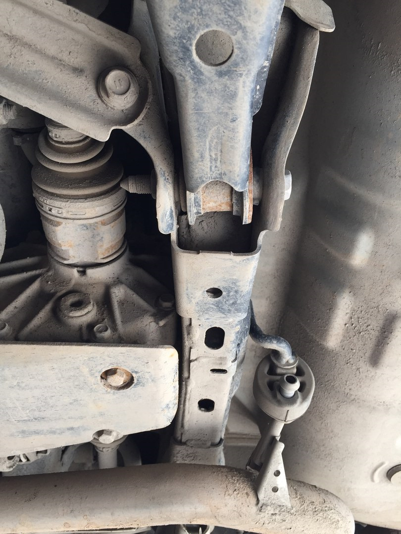 Задняя правая стойка стабилизатора. — Toyota RAV4 (IV), 2 л, 2014 года ...