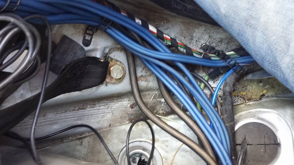 Part 1 Захотел заменить коврик а занялся звуком… — Audi 90 B4 2 8