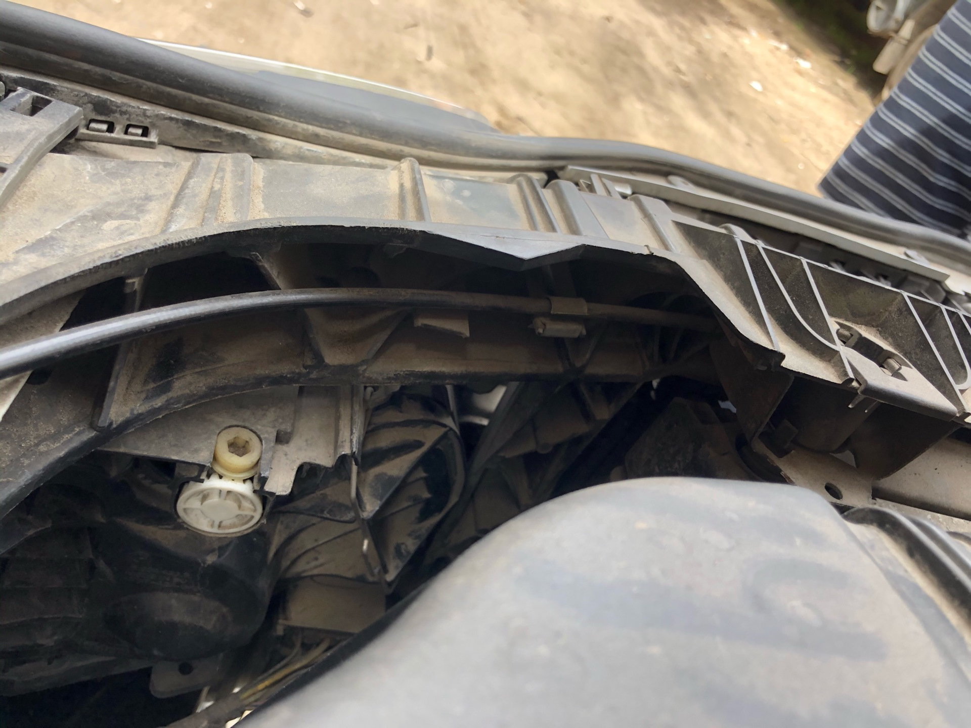 22] Замена троссиков капота — BMW 1 series (E81/E87), 3 л, 2007 года ...