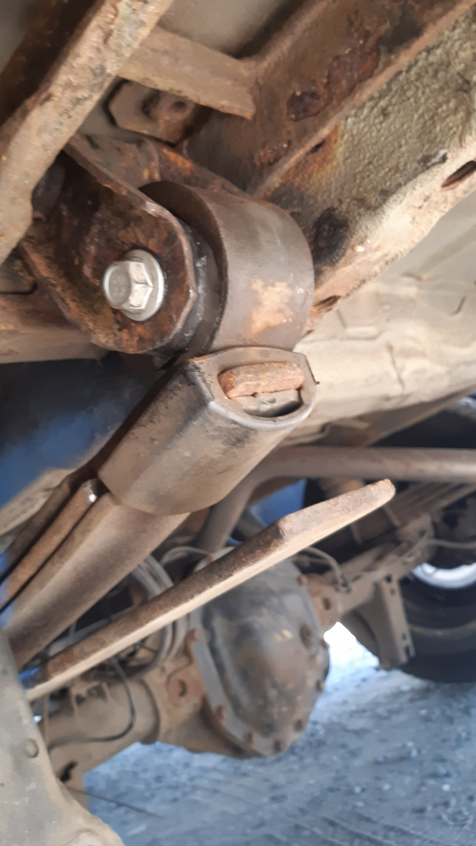 Заменили сайлентблоки рессоры — Ford Transit (7G), 2,4 л, 2008 года ...