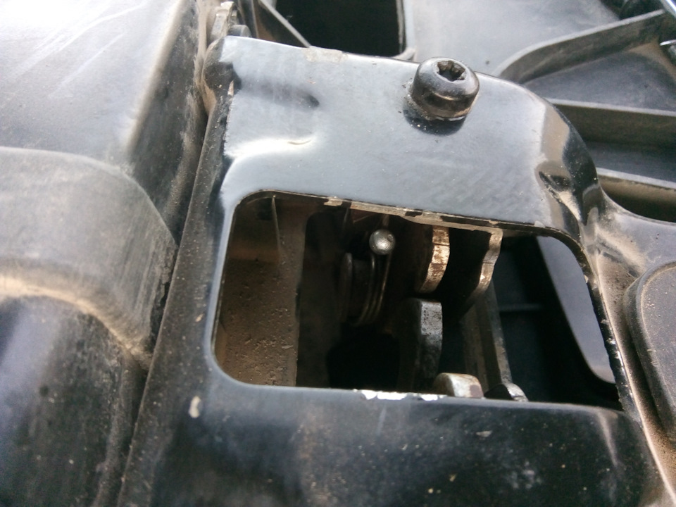 №3 Замена тросика капота — BMW 1 series (E81/E87), 1,6 л, 2008 года ...